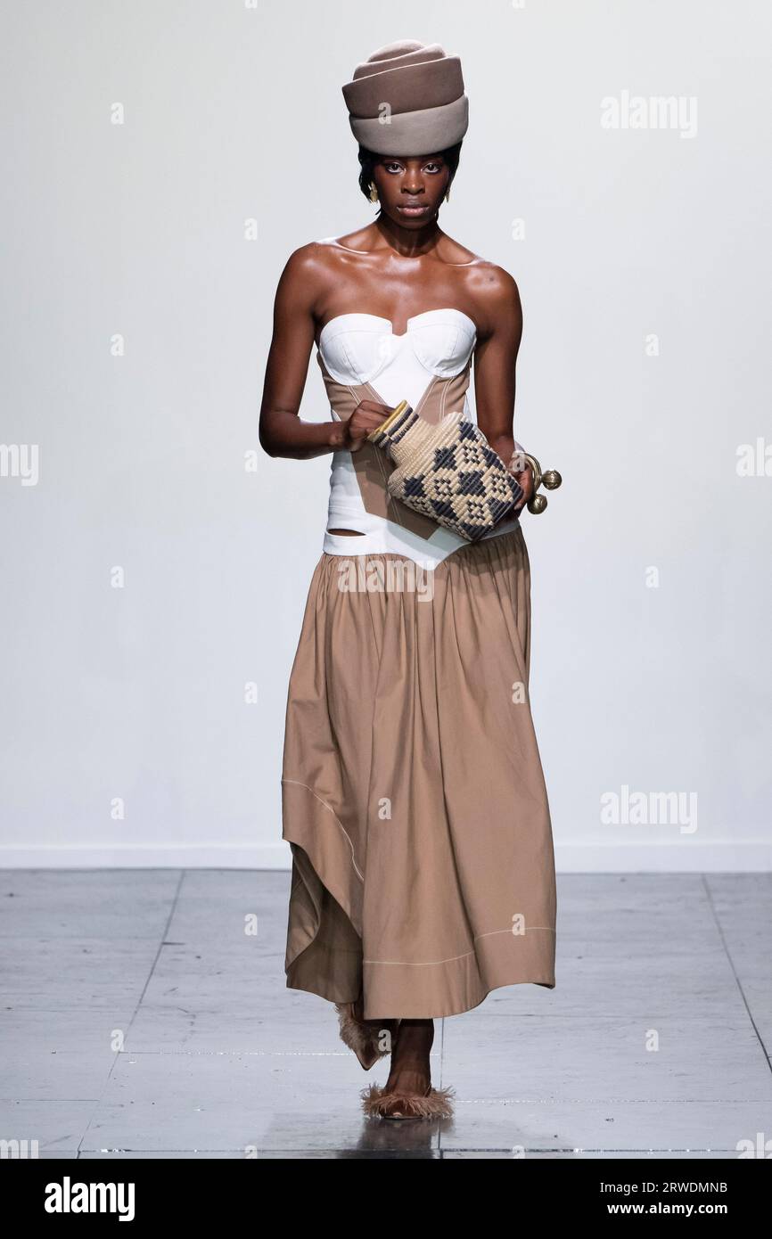London, UK. 18th Sep, 2023. A model walks on the runway at the Tolu ...
