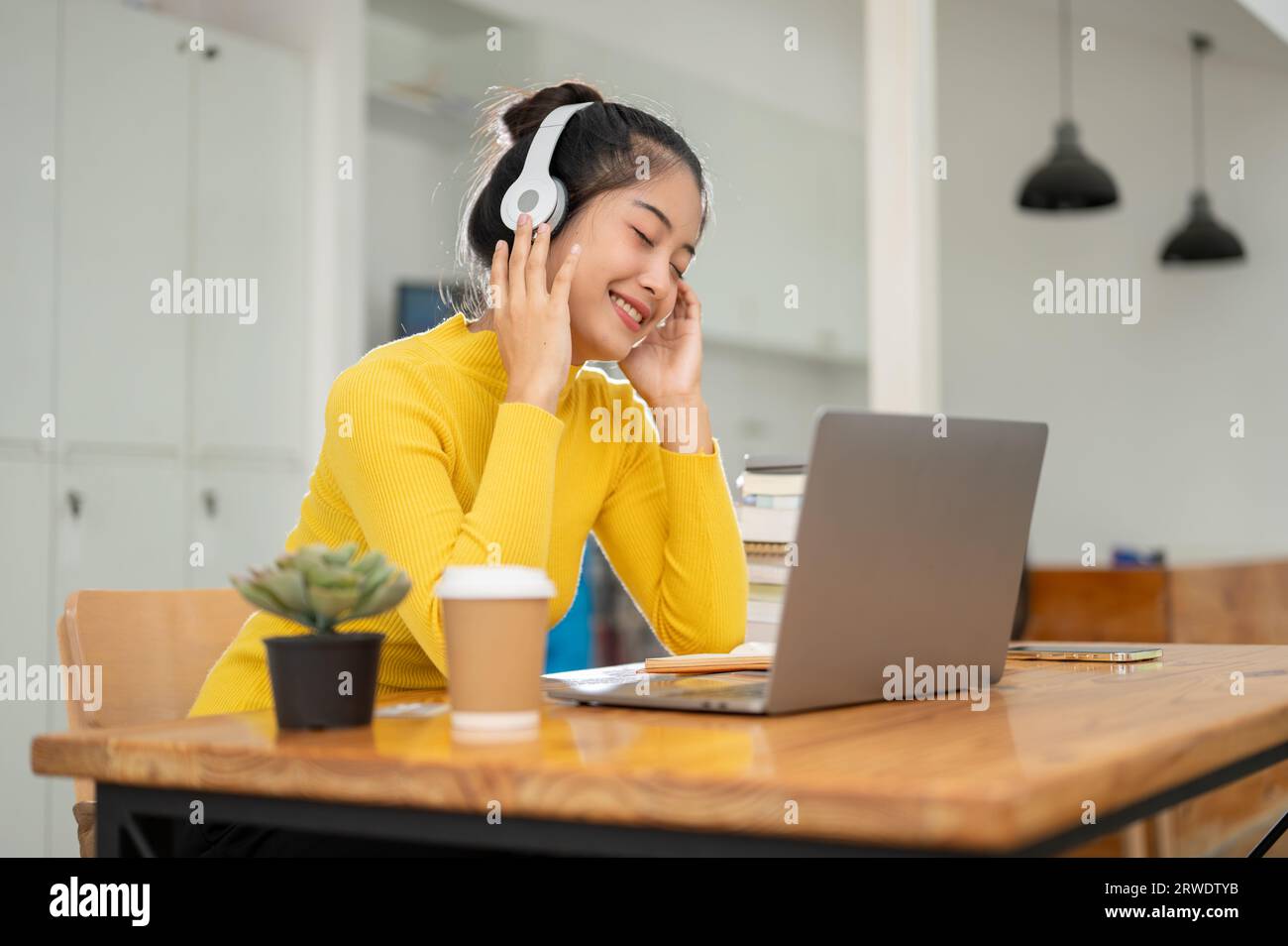 High school library student headphones hi-res stock photography and ...