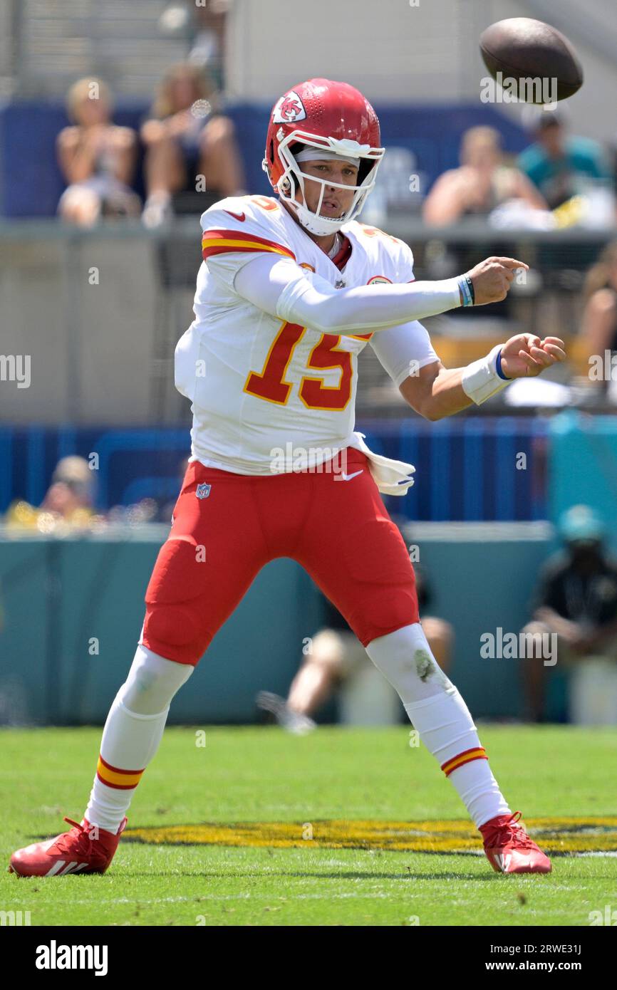 Kansas City Chiefs quarterback Patrick Mahomes (15) throws a pass ...