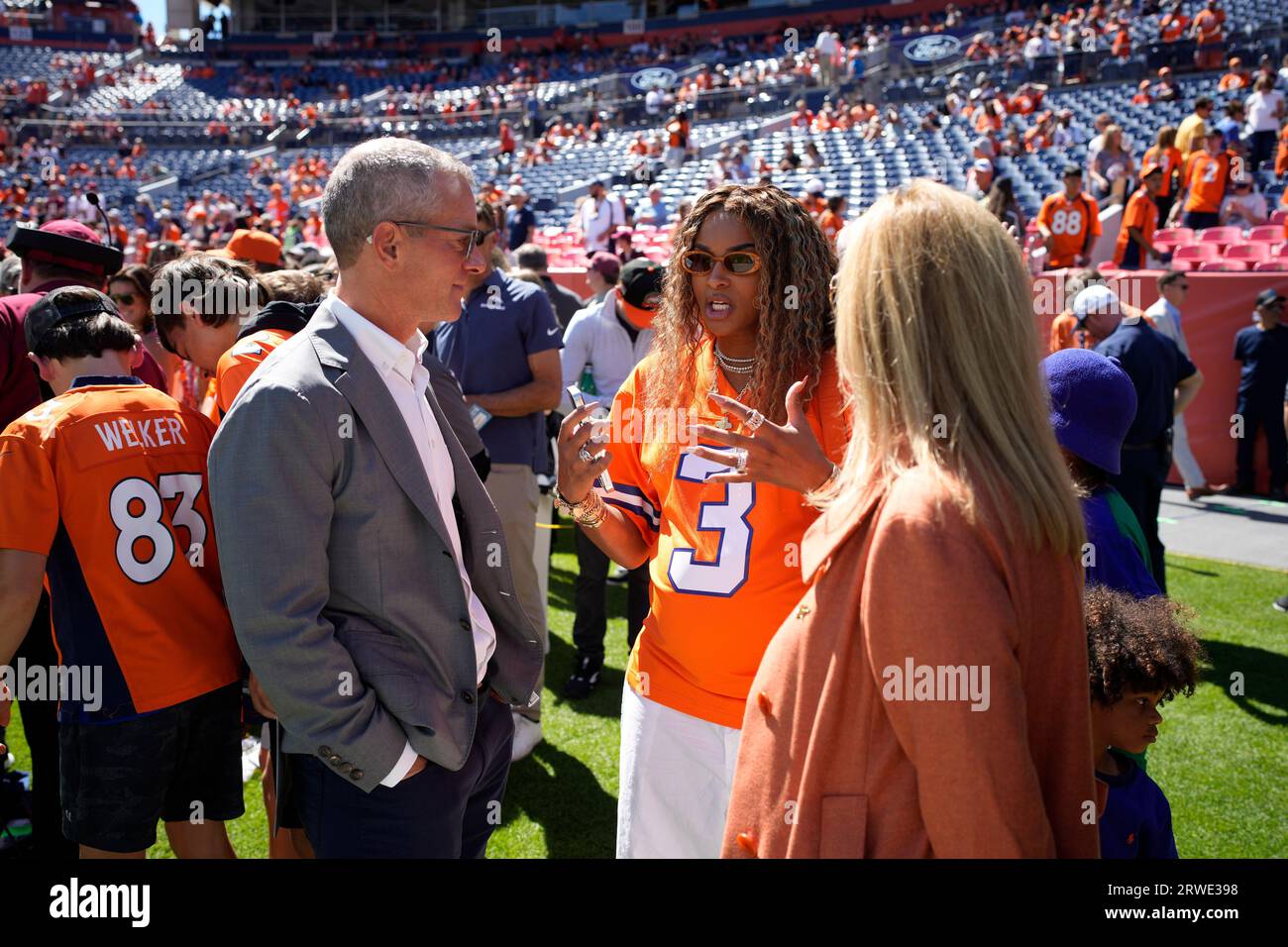 Ciara, center, wife of Denver Broncos quarterback Russell Wilson, chats ...