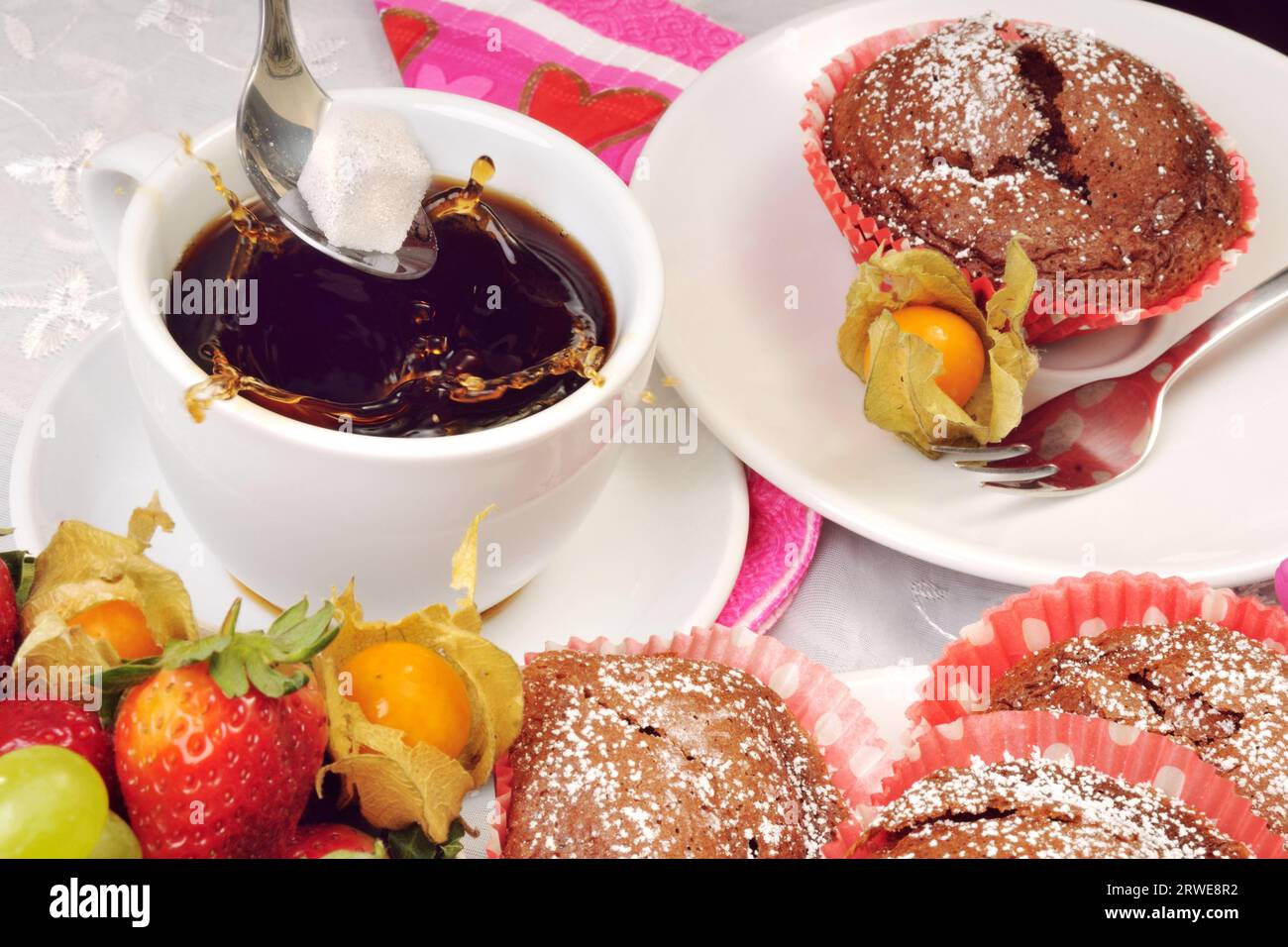 Lump sugar falls into the coffee Stock Photo - Alamy