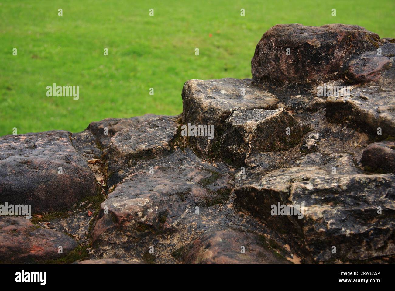 Stones piled on top of each other, taken slightly diagonally ...