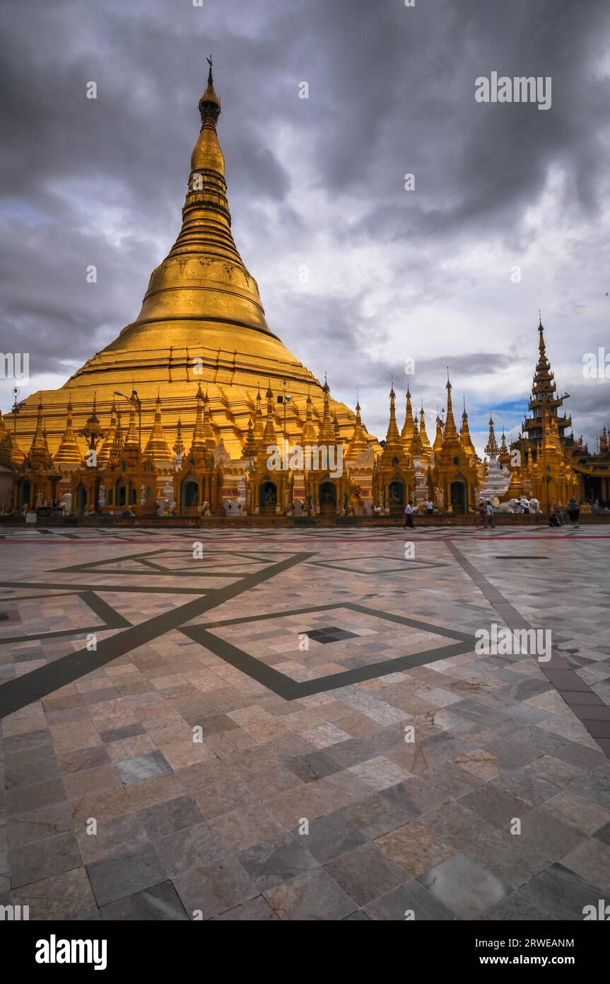 Shwedagon pagoda temple shining in the beautiful sunset in yangon hi ...