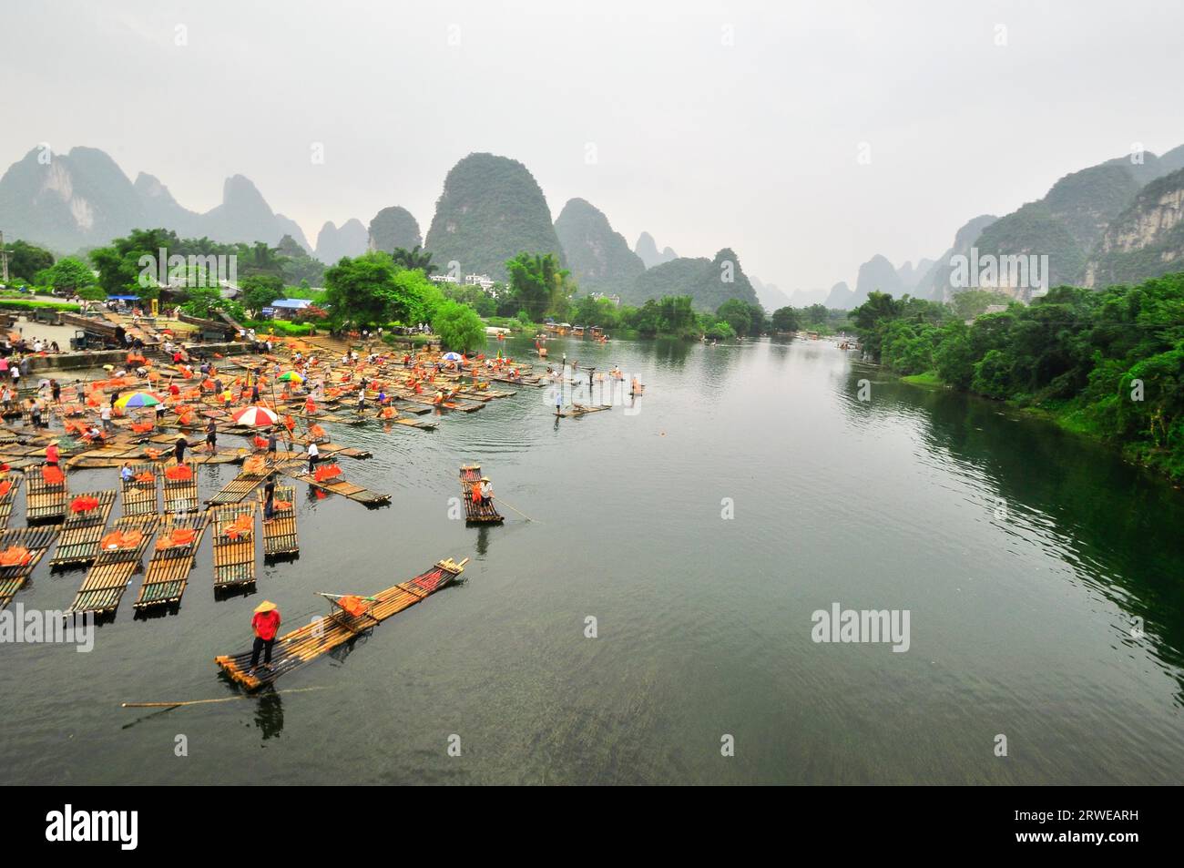 Beautiful Li river side Karst mountain landscape in Yangshuo Guilin ...