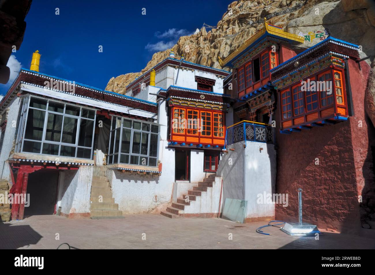 Buddhist gompa himalayan mountain hi-res stock photography and images ...