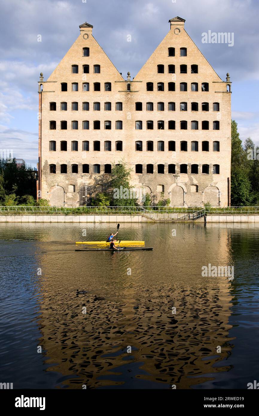Old Granary building at the Motlawa river in Gdansk (Danzig), Poland ...