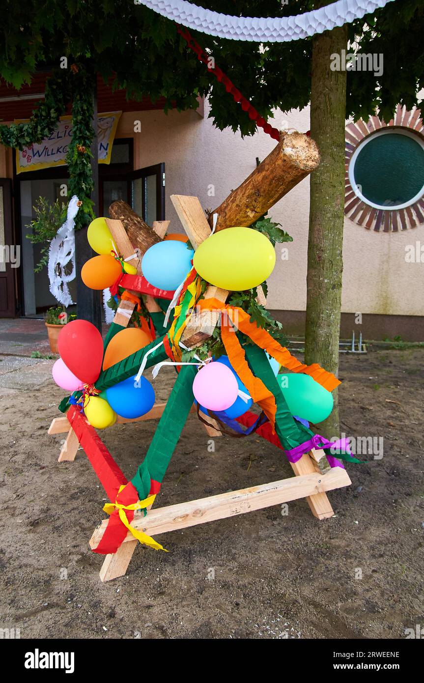 Wedding game tree trunk saw Stock Photo - Alamy