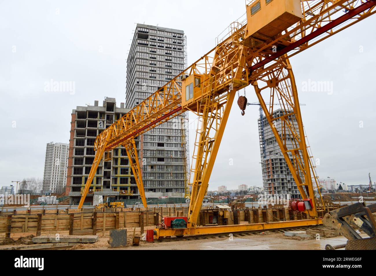 High heavy yellow metal iron load-bearing construction stationary ...