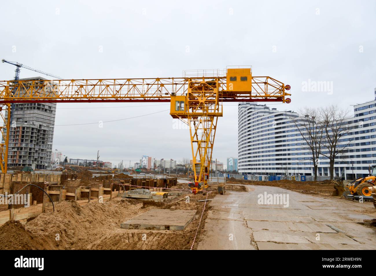 High heavy yellow metal iron load-bearing construction stationary ...