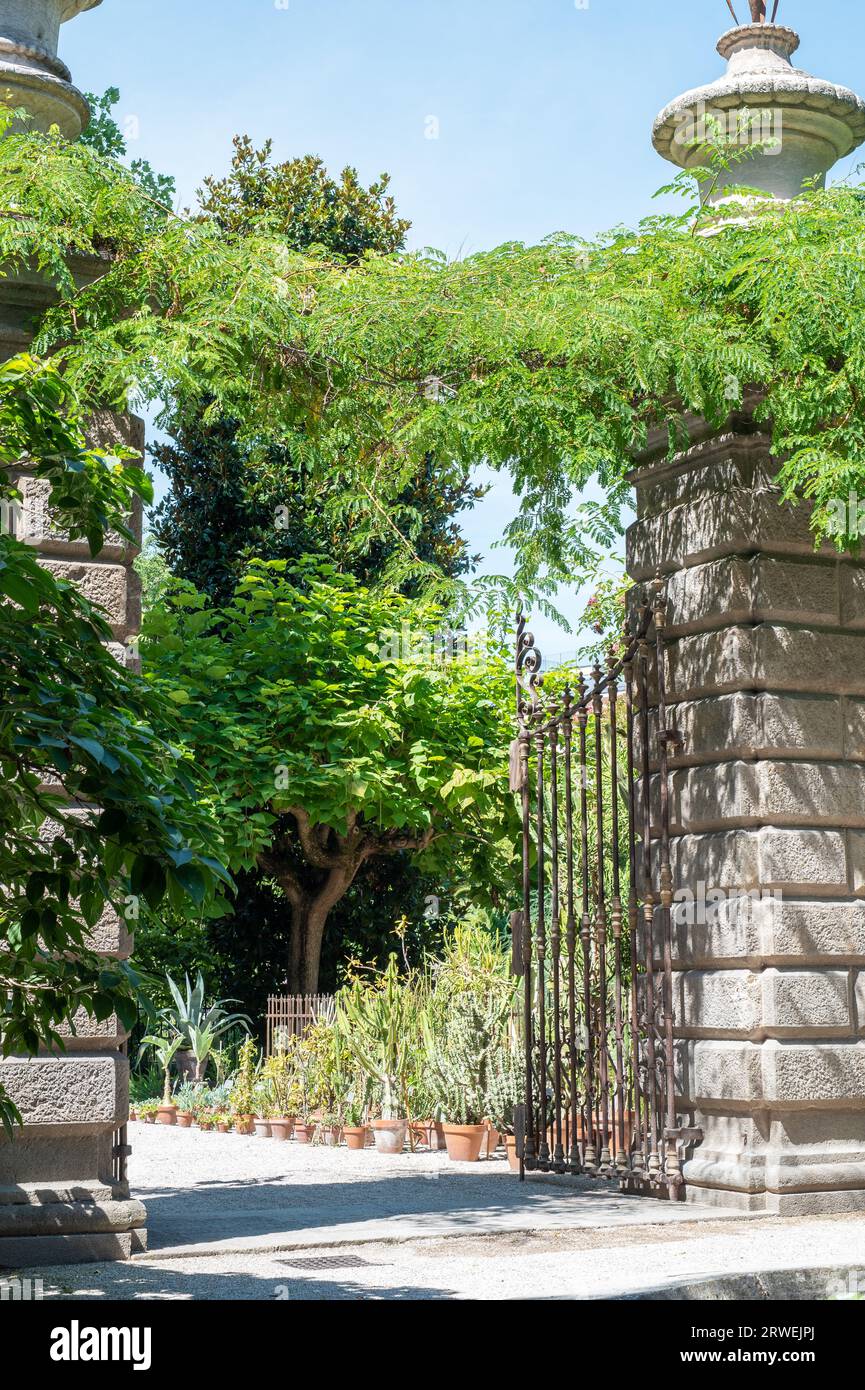 Beautiful garden gateway hi-res stock photography and images - Alamy