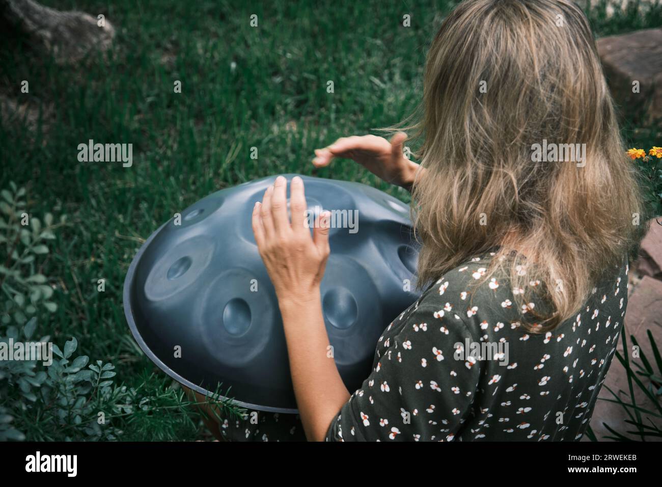 Hang handpan hi-res stock photography and images - Alamy