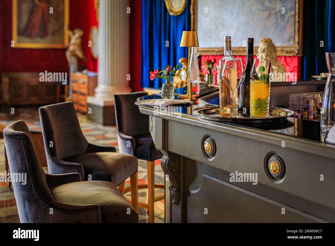 Bar counter with drinks waiting for customers and a colorful luxury ...
