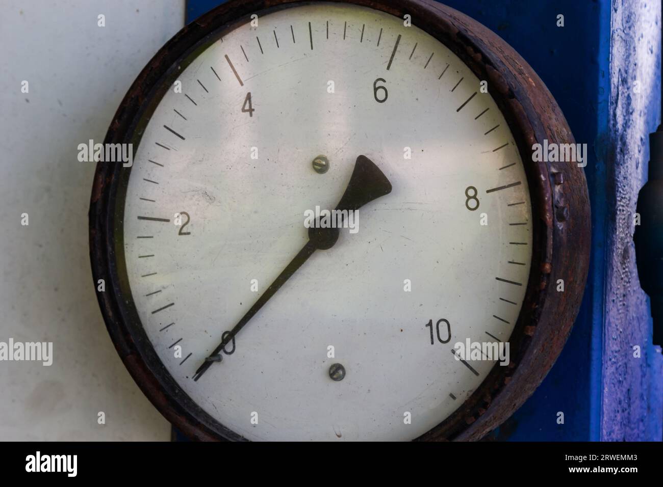 Old round manometer with scale and arrows close-up Stock Photo - Alamy