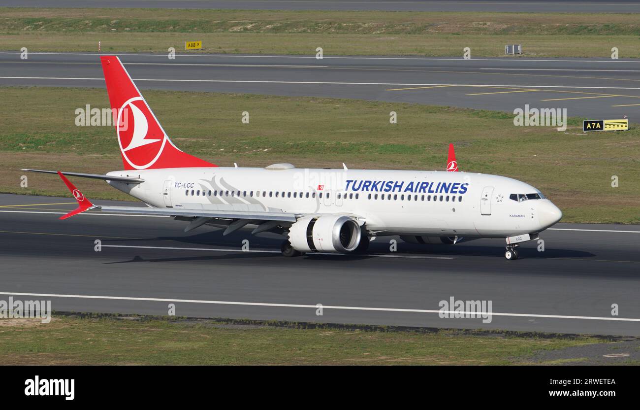 ISTANBUL, TURKIYE - SEPTEMBER 17, 2022: Turkish Airlines Boeing 737 ...