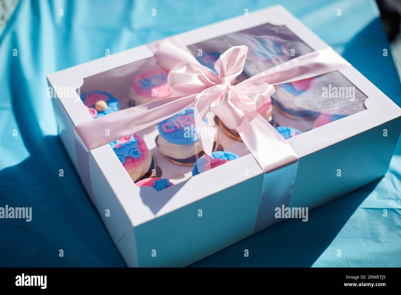 Cakes in a box at the gender party Stock Photo - Alamy