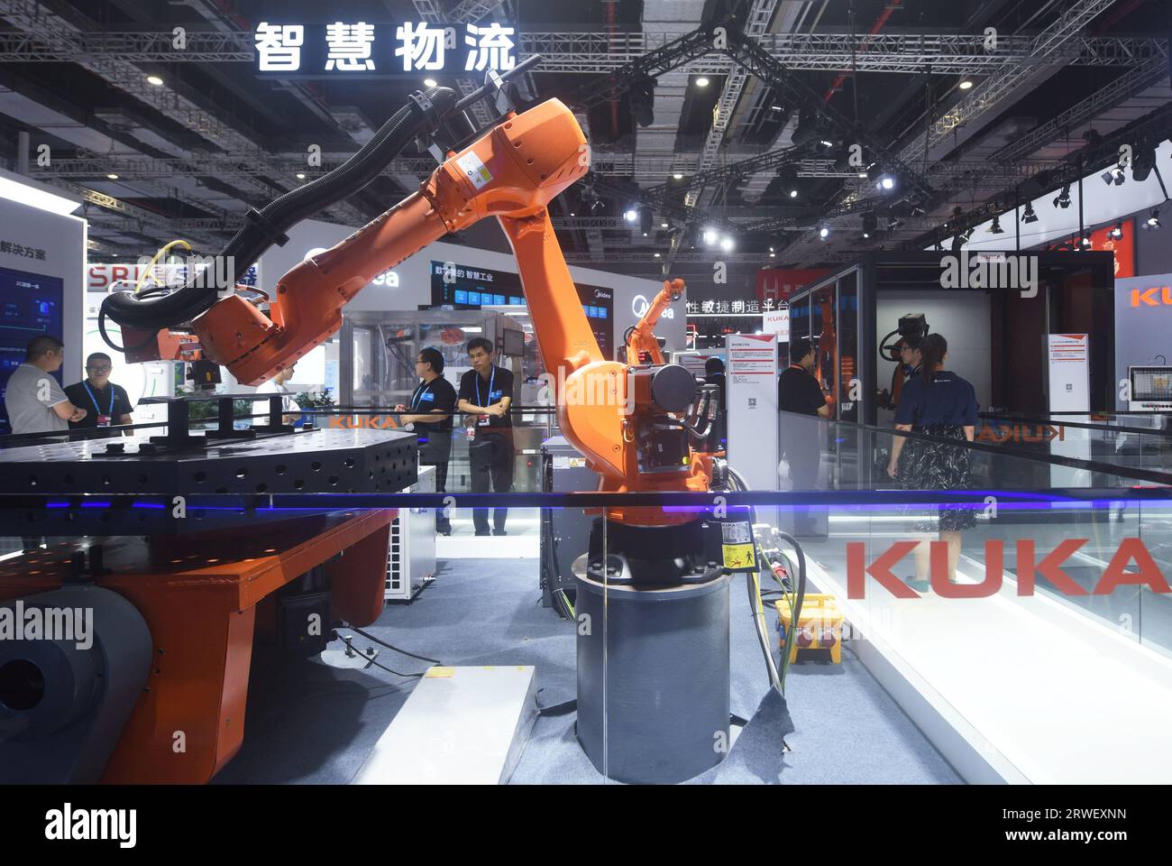 Kuka industrial robot hi-res stock photography and images - Alamy