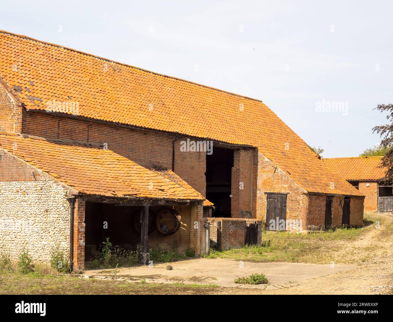 Old flint barn hi-res stock photography and images - Alamy