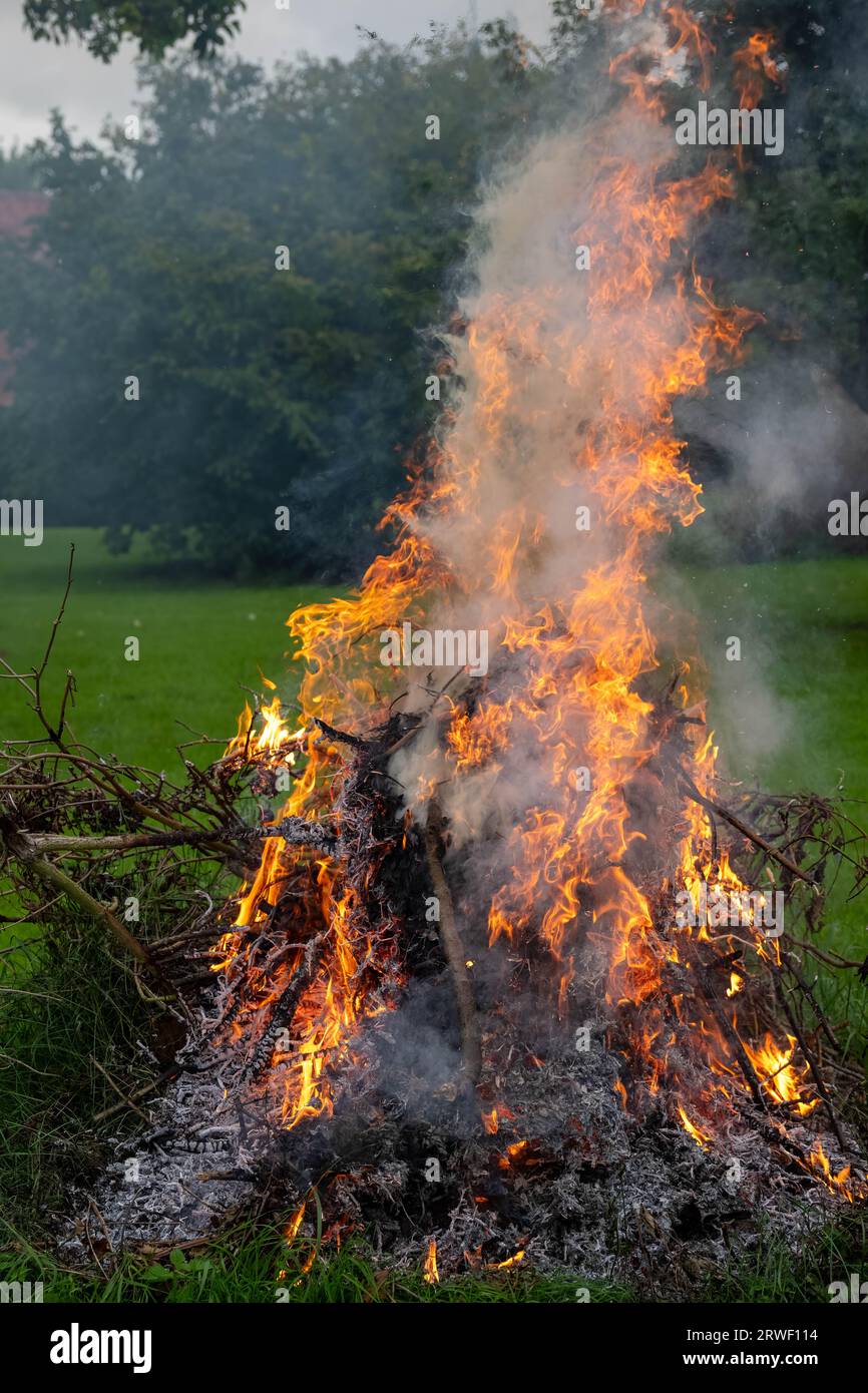 A bonfire, garden fire, raging, burning Stock Photo - Alamy