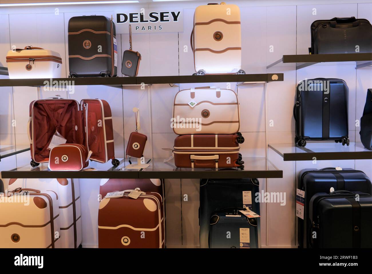 Suitcases on display hi-res stock photography and images - Alamy