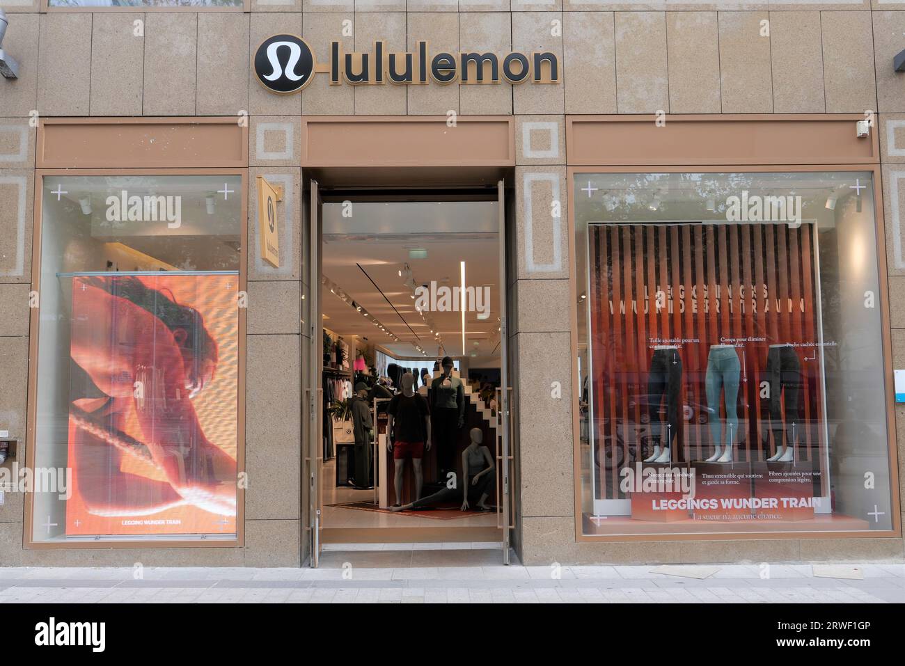 Lululemon brand hi-res stock photography and images - Alamy