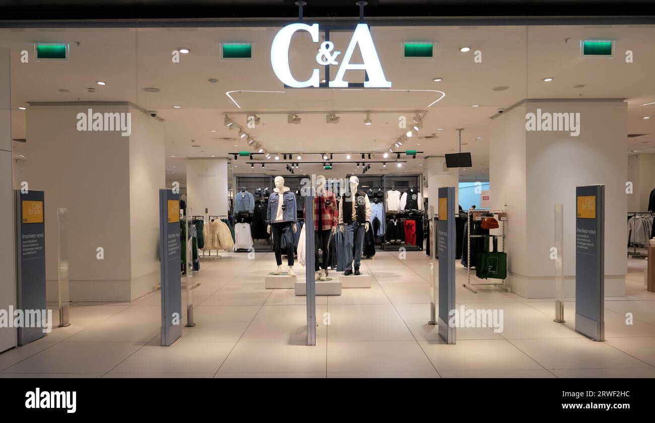 C&A FASHION BOUTIQUE ENTRANCE INSIDE THE SHOPPING CENTER Stock Photo ...