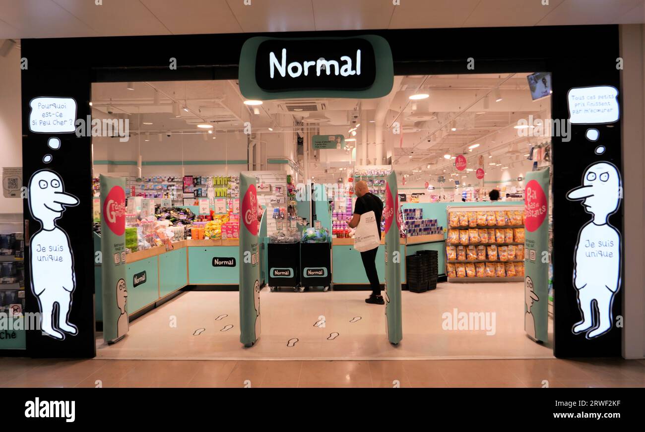 Inside shopping center hi-res stock photography and images - Alamy
