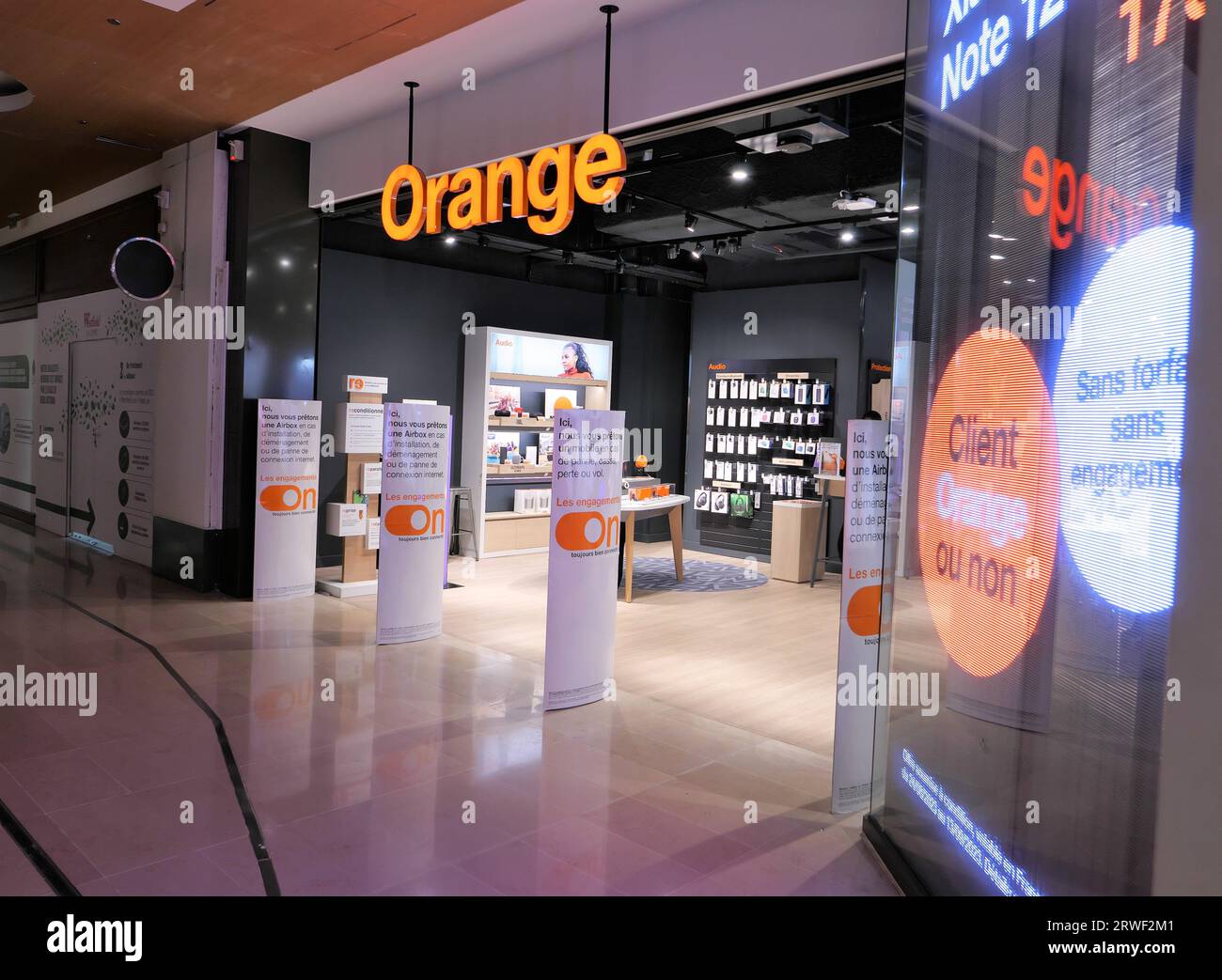 Boutique operator hi-res stock photography and images - Alamy