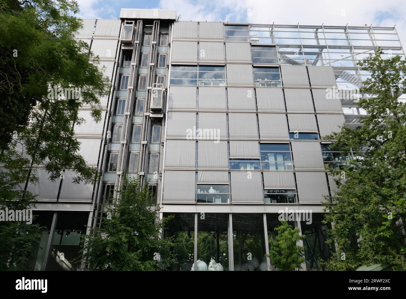 AN EXTERNAL VIEW OF THE BUILDING OF THE CARTIER FOUNDATION Stock Photo ...