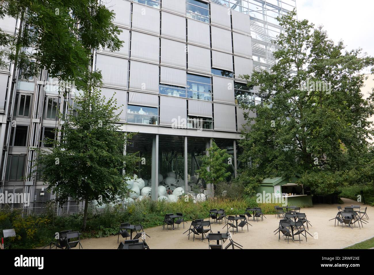 AN EXTERNAL VIEW OF THE BUILDING OF THE CARTIER FOUNDATION Stock Photo ...