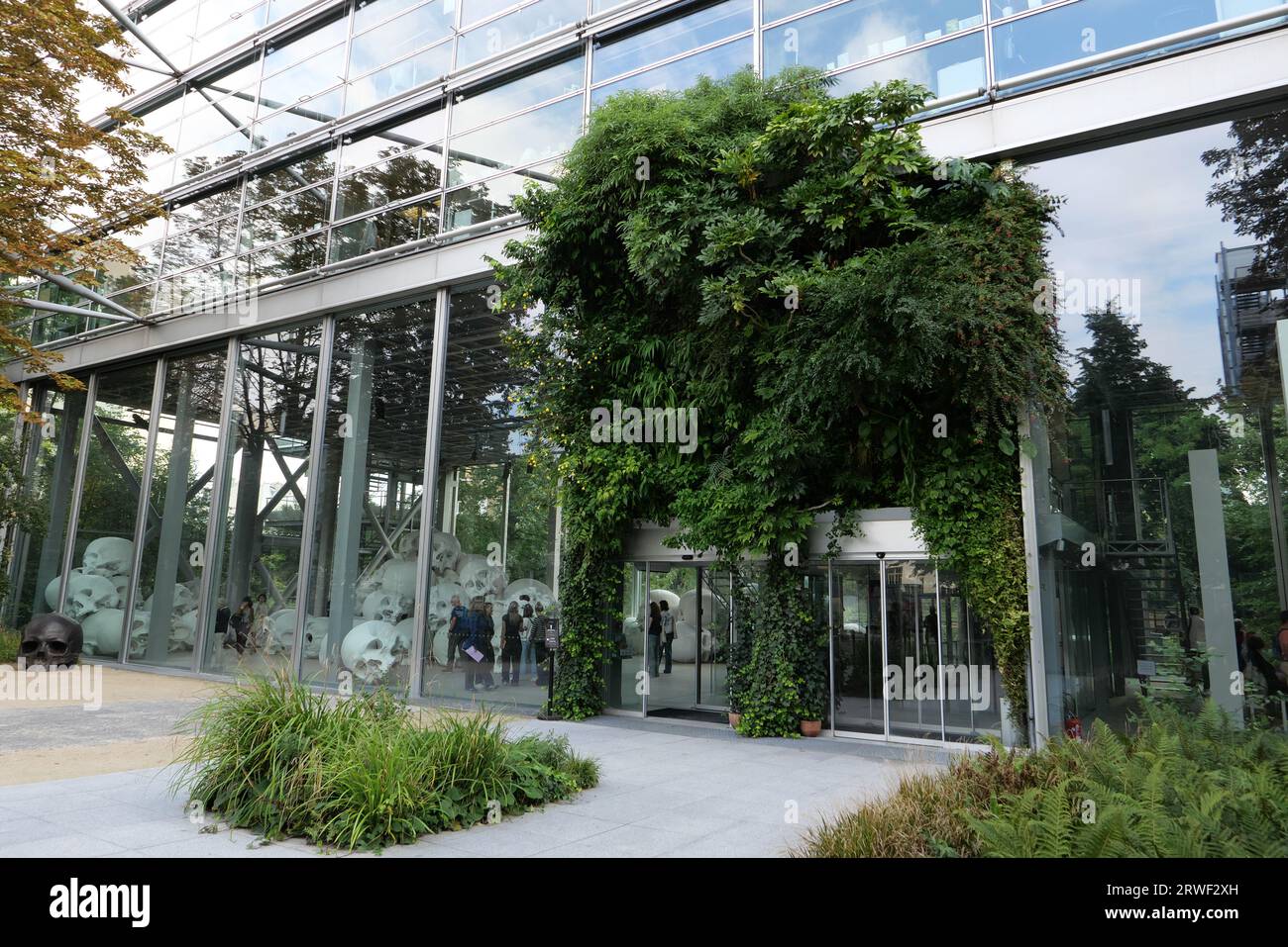 AN EXTERNAL VIEW OF THE BUILDING OF THE CARTIER FOUNDATION Stock Photo ...