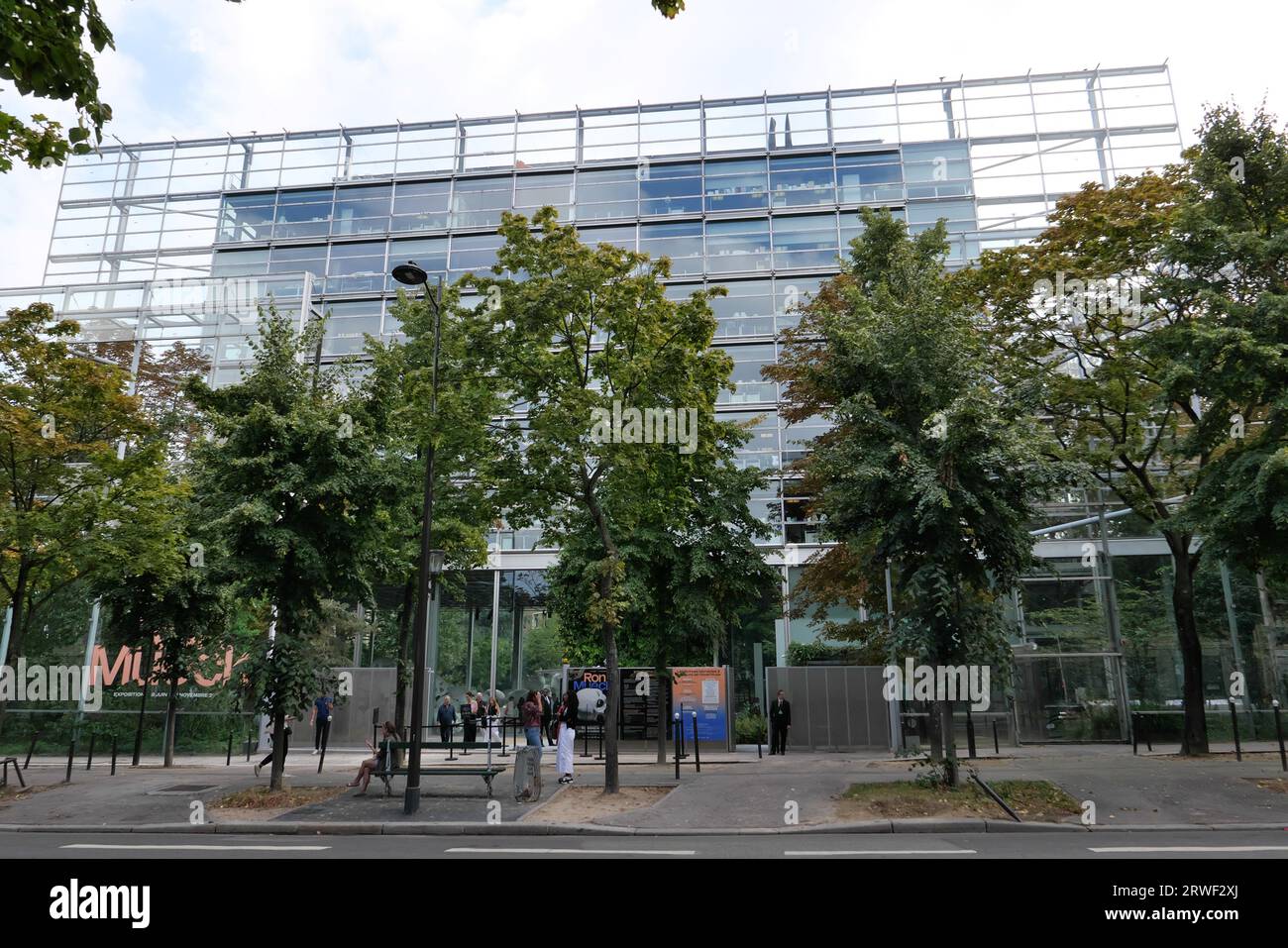 AN EXTERNAL VIEW OF THE BUILDING OF THE CARTIER FOUNDATION Stock Photo ...