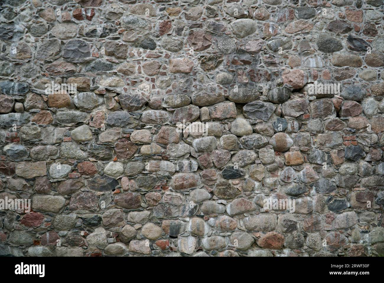 Wall made with round stones Stock Photo - Alamy