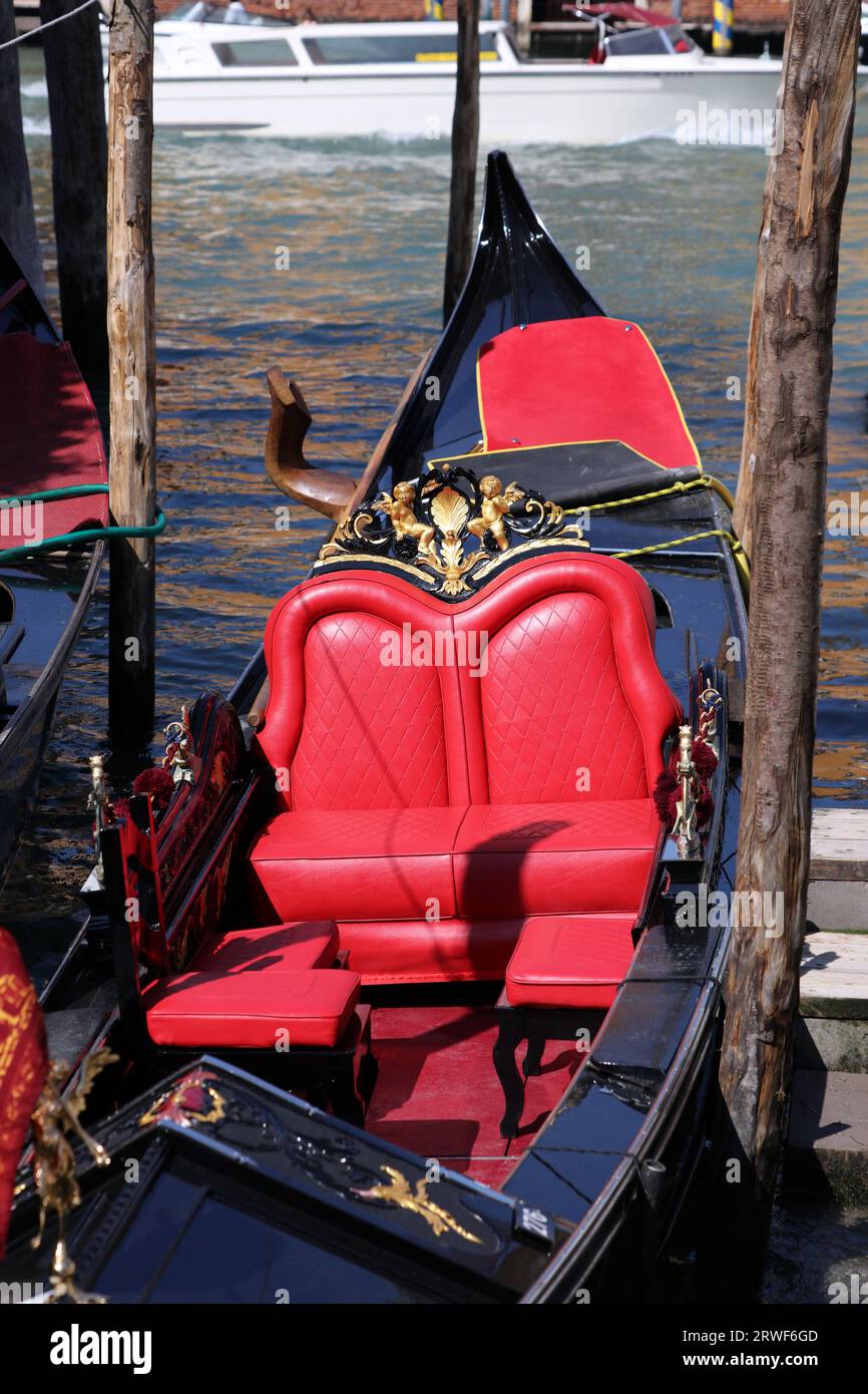 Red boat in venice hi-res stock photography and images - Alamy