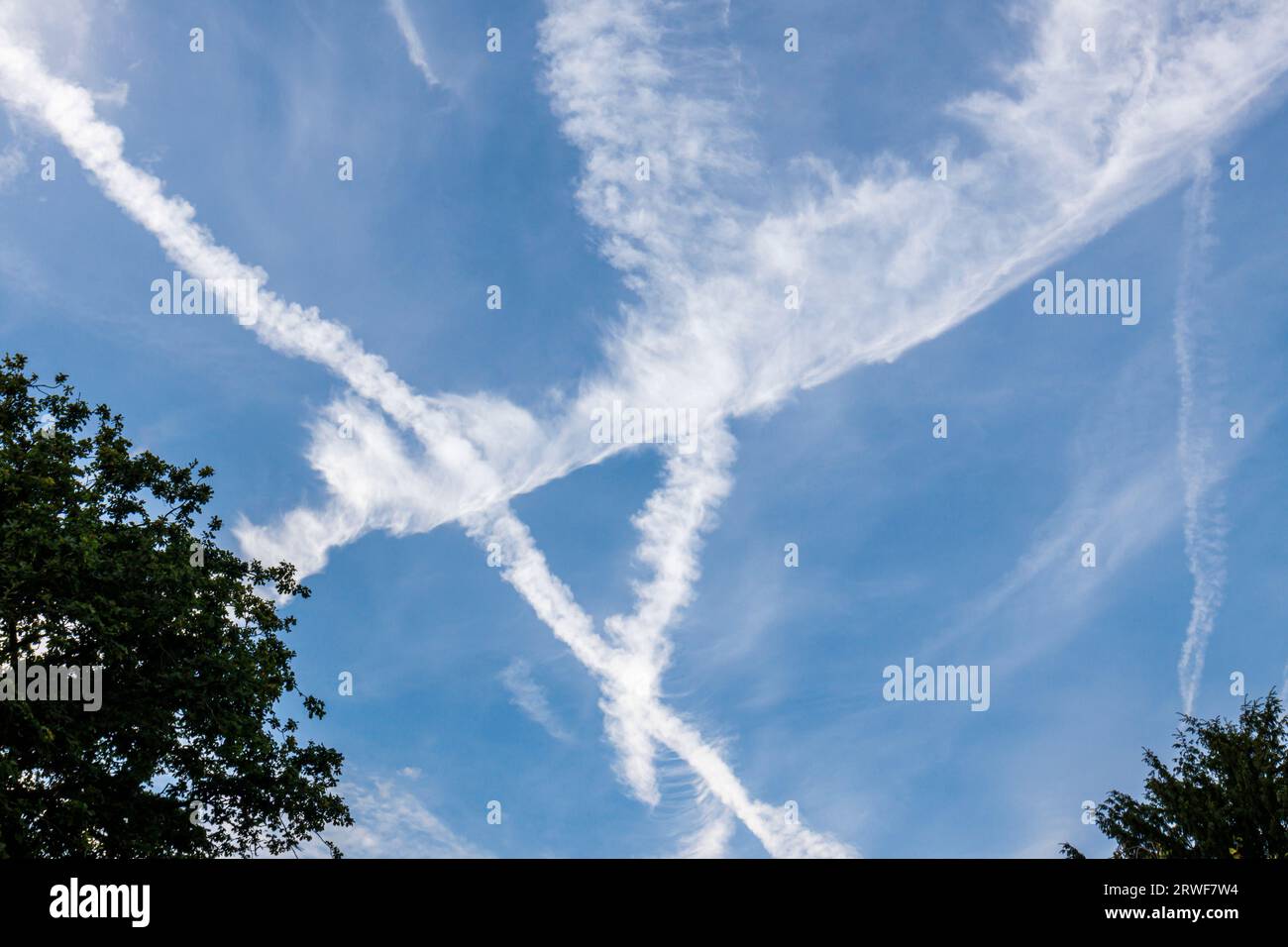 Aeroplanes contrails hi-res stock photography and images - Alamy