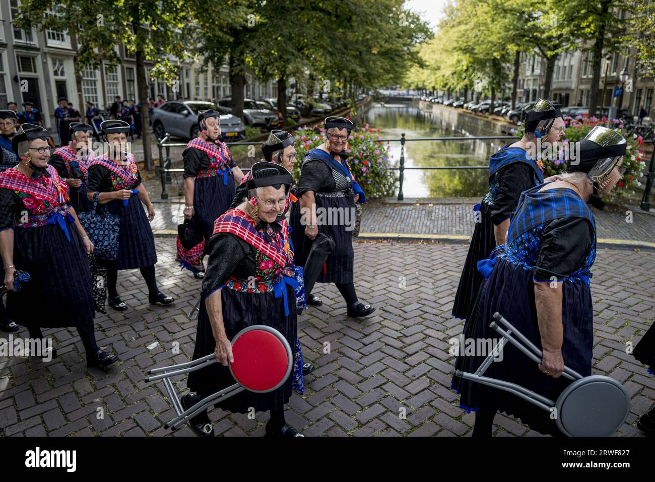 Large group of people staphorsters hi-res stock photography and images ...