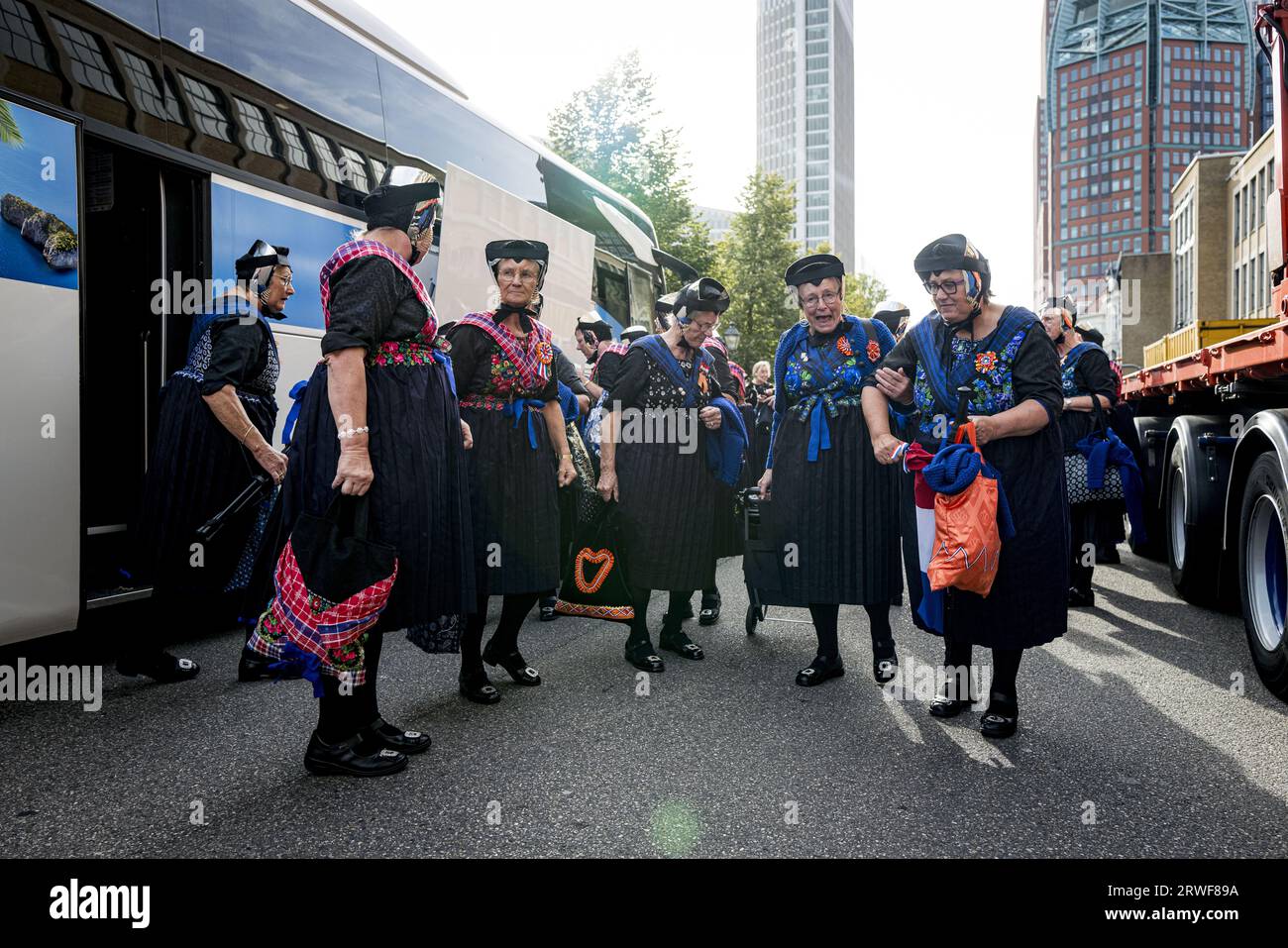 Large group of people staphorsters hi-res stock photography and images ...