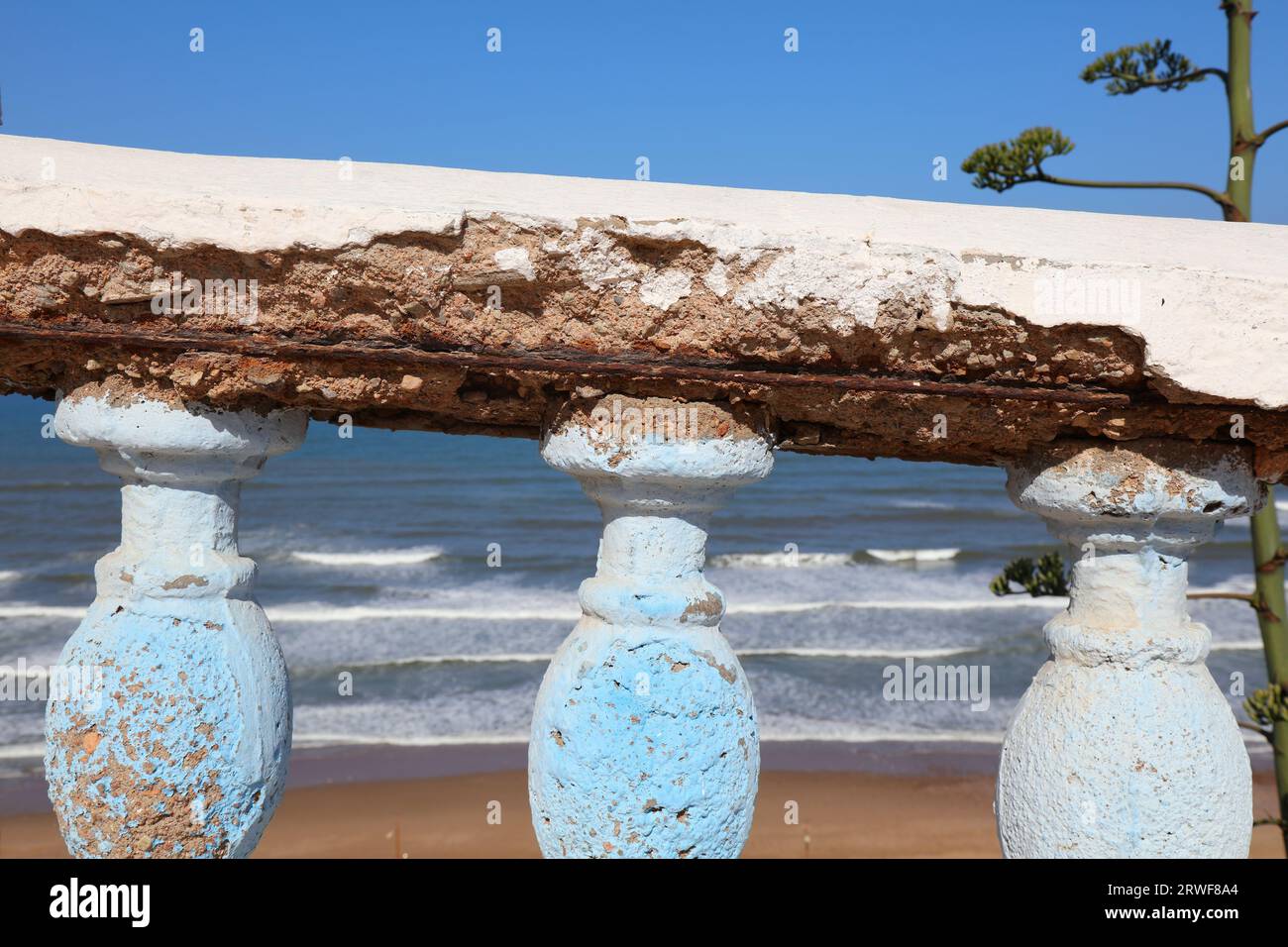 Spalling damage in reinforced concrete in seaside humid salty air ...