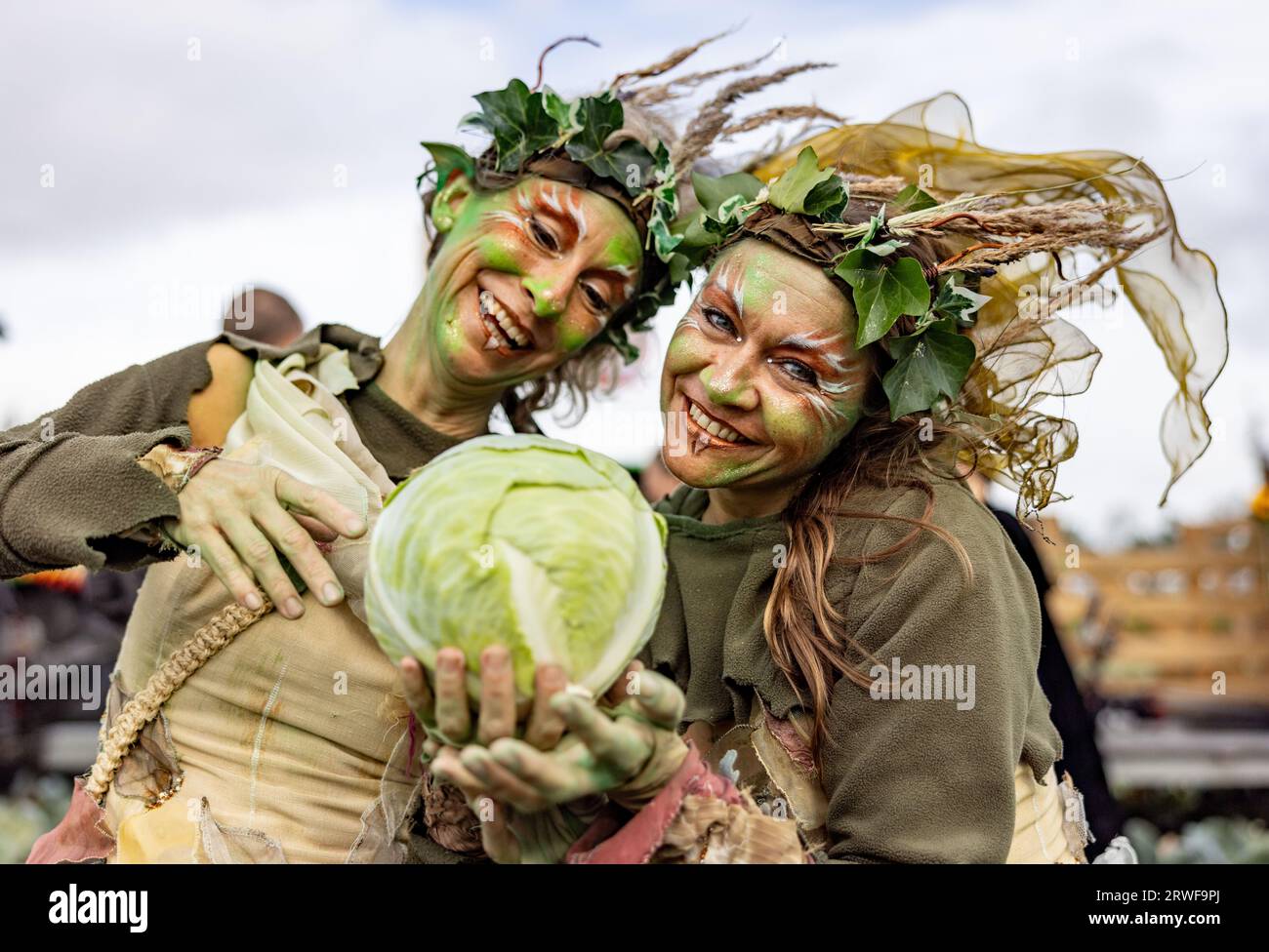 Wesselburen, Germany. 19th Sep, 2023. Two "coal elves" hold a cabbage ...