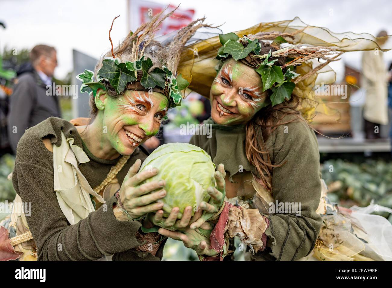 Wesselburen, Germany. 19th Sep, 2023. Two "coal elves" hold a cabbage ...