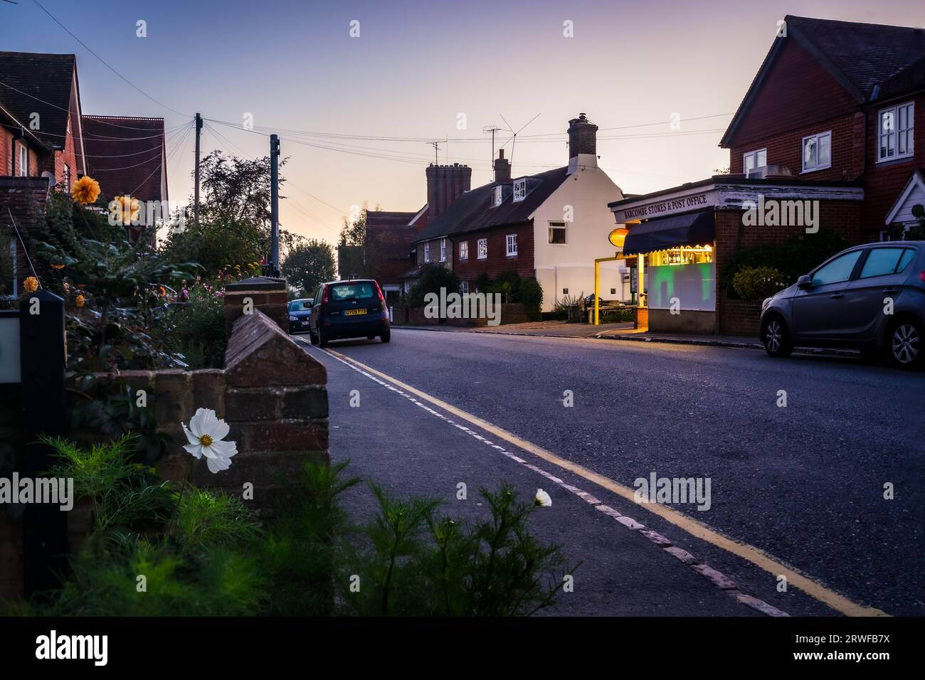 English street at dawn hi-res stock photography and images - Alamy