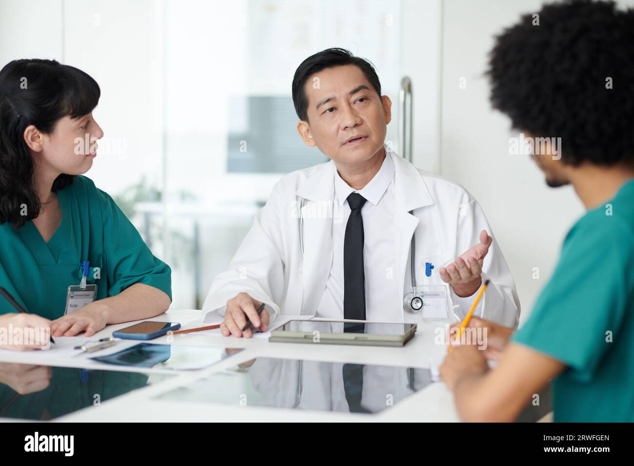 Nurses talking desk hi-res stock photography and images - Alamy