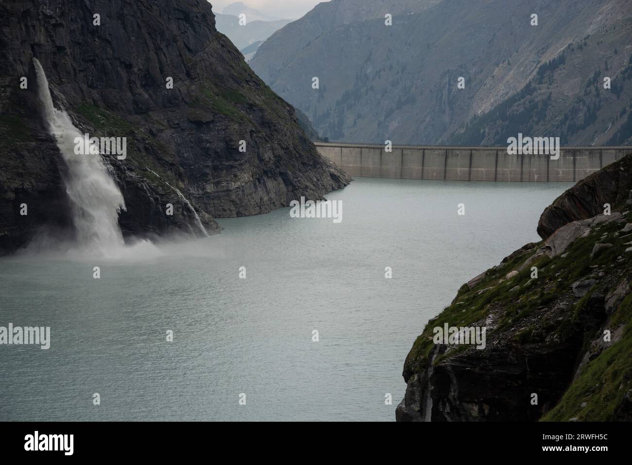 Blick auf den Lac de Mauvoisin, einer der grössten Stauseen der Schweiz ...