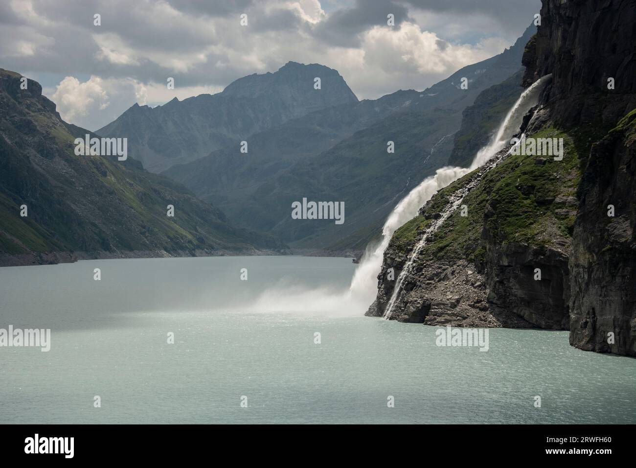 Blick auf den Lac de Mauvoisin, einer der grössten Stauseen der Schweiz ...