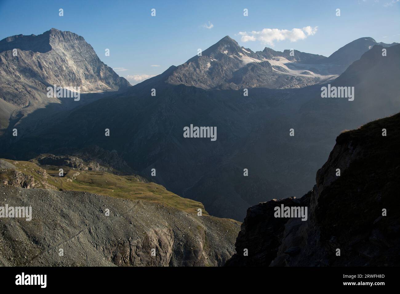 hochalpines Gipfelpanorama im Walliser Val de Bagnes Stock Photo - Alamy