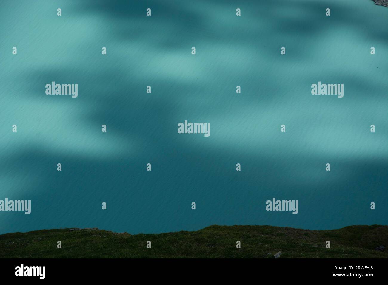 Blick auf den Lac de Mauvoisin, einer der grössten Stauseen der Schweiz ...