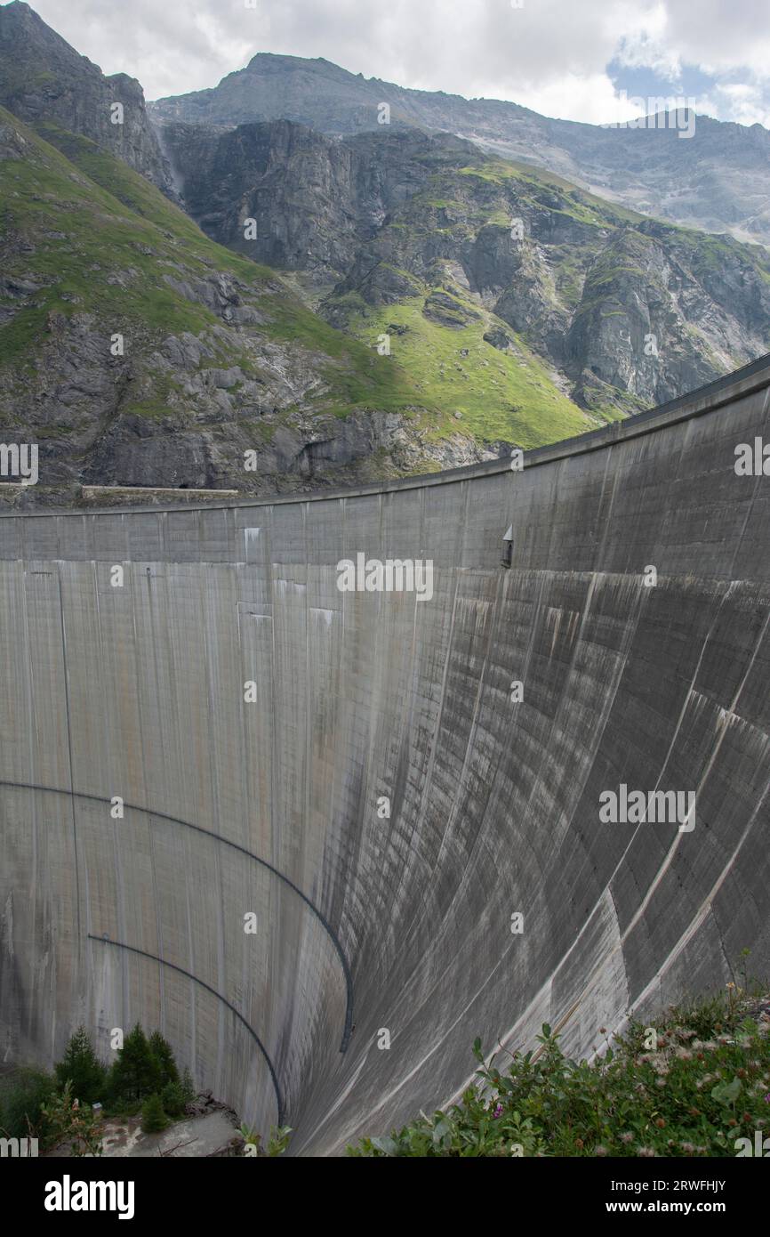 Blick auf den Lac de Mauvoisin, einer der grössten Stauseen der Schweiz ...