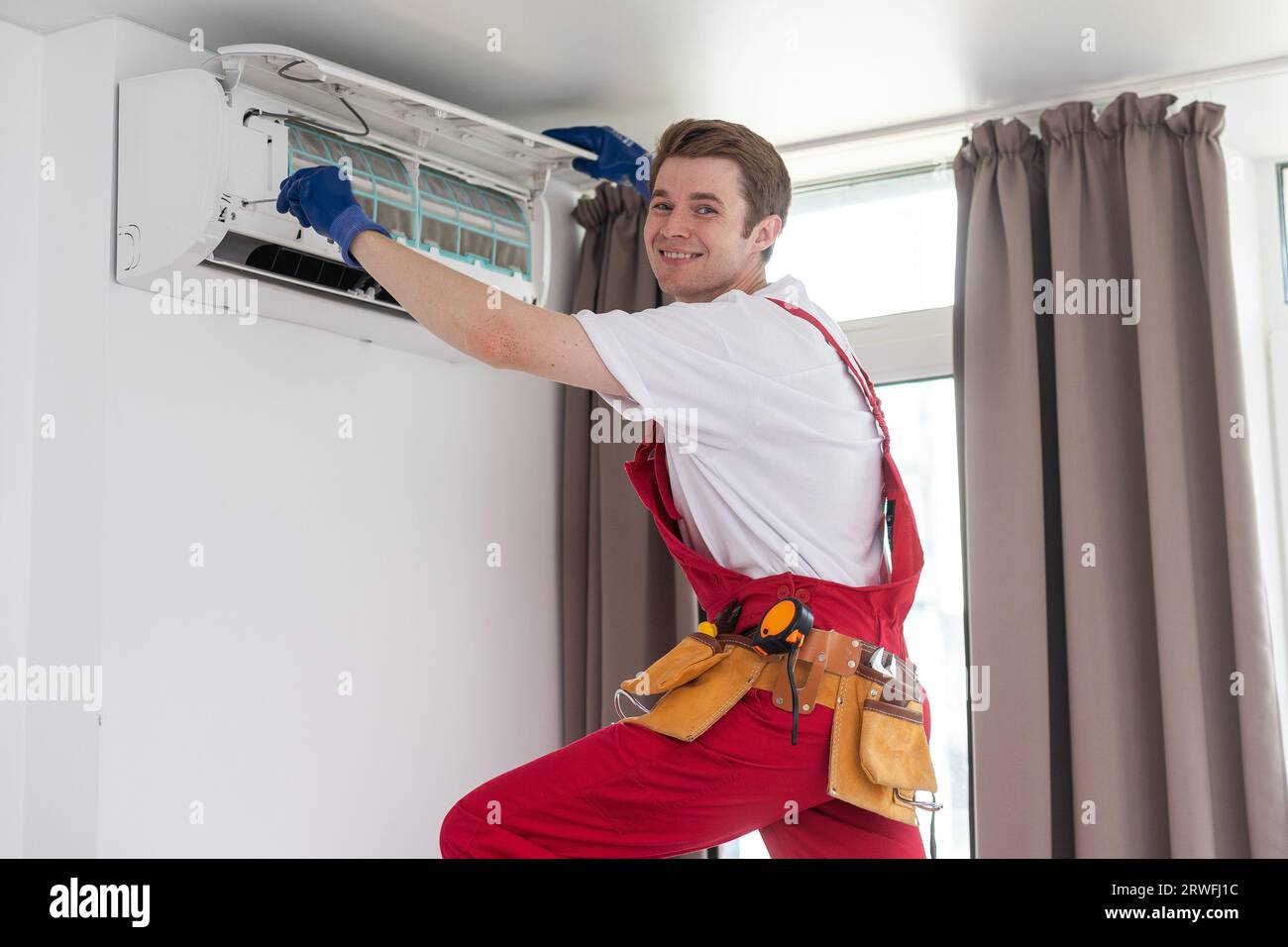 Master cleaning home air conditioner hi-res stock photography and ...