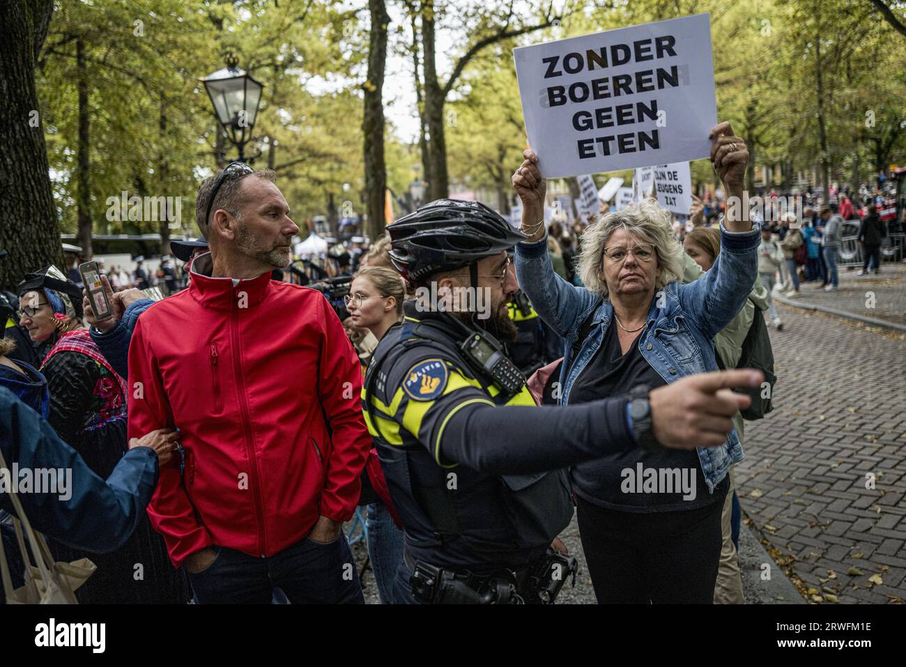 Large group of people staphorsters hi-res stock photography and images ...