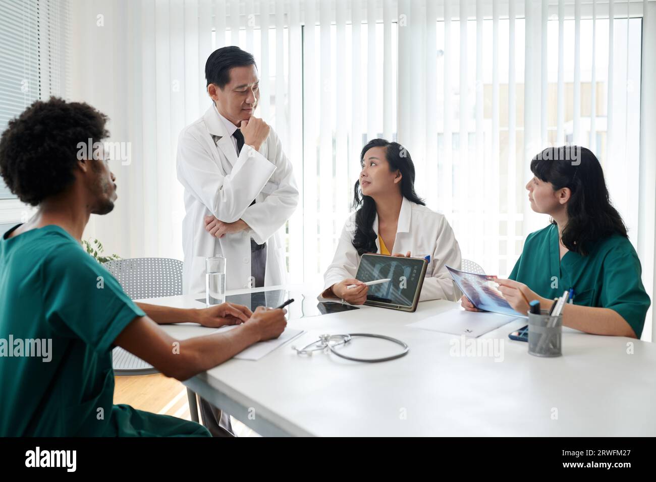 Difficult discussion hi-res stock photography and images - Alamy