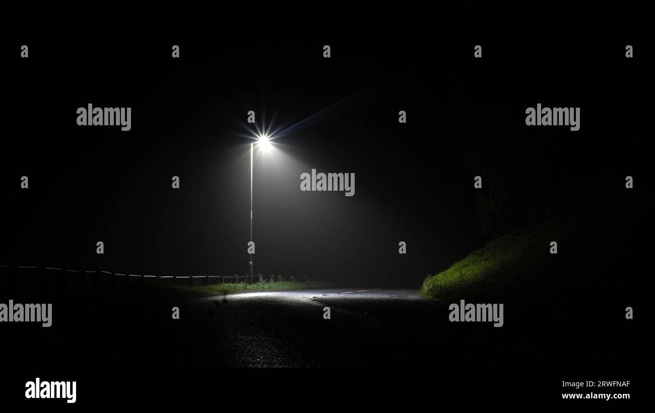 Single street light hi-res stock photography and images - Alamy